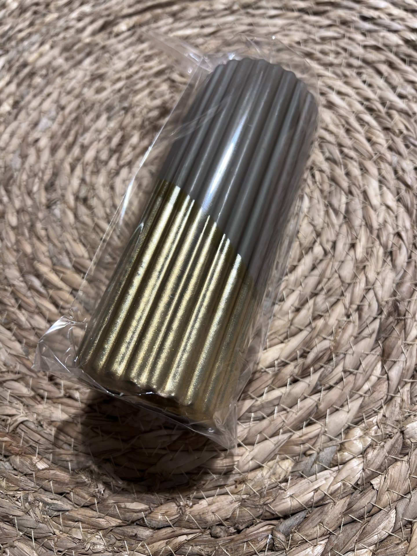 Rillet bloklys, sandfarvet/guld - Ø:6cm/H:15cm - Helenasrum.dk